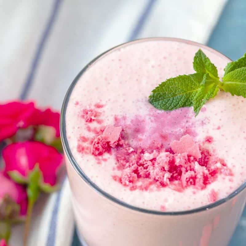 Easy 5-Ingredient Pineapple Avocado Smoothie - A Delicious Drink for Two